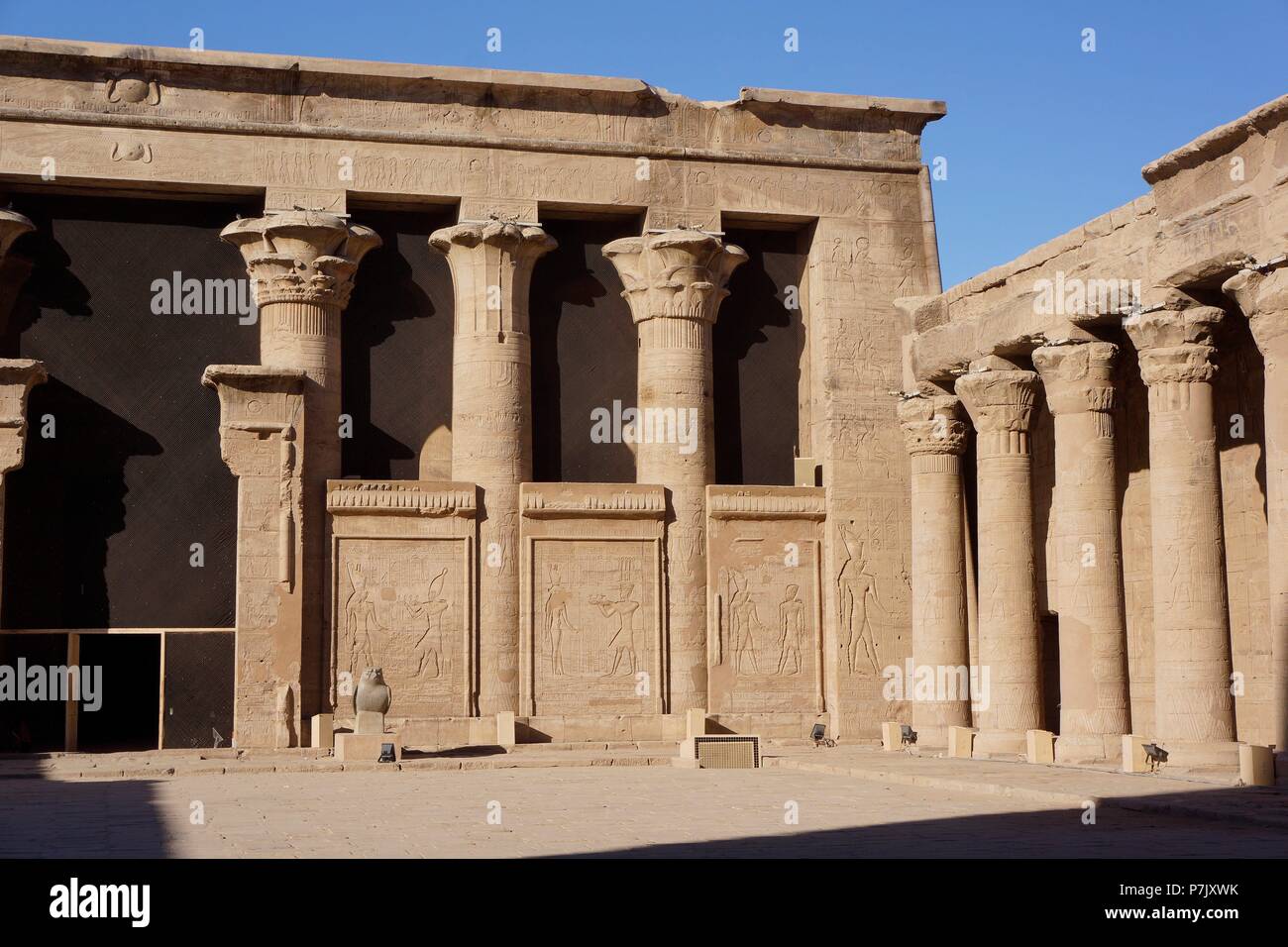 El Templo de Edfu está ubicado en la ciudad de Edfu (Egipto), que ...