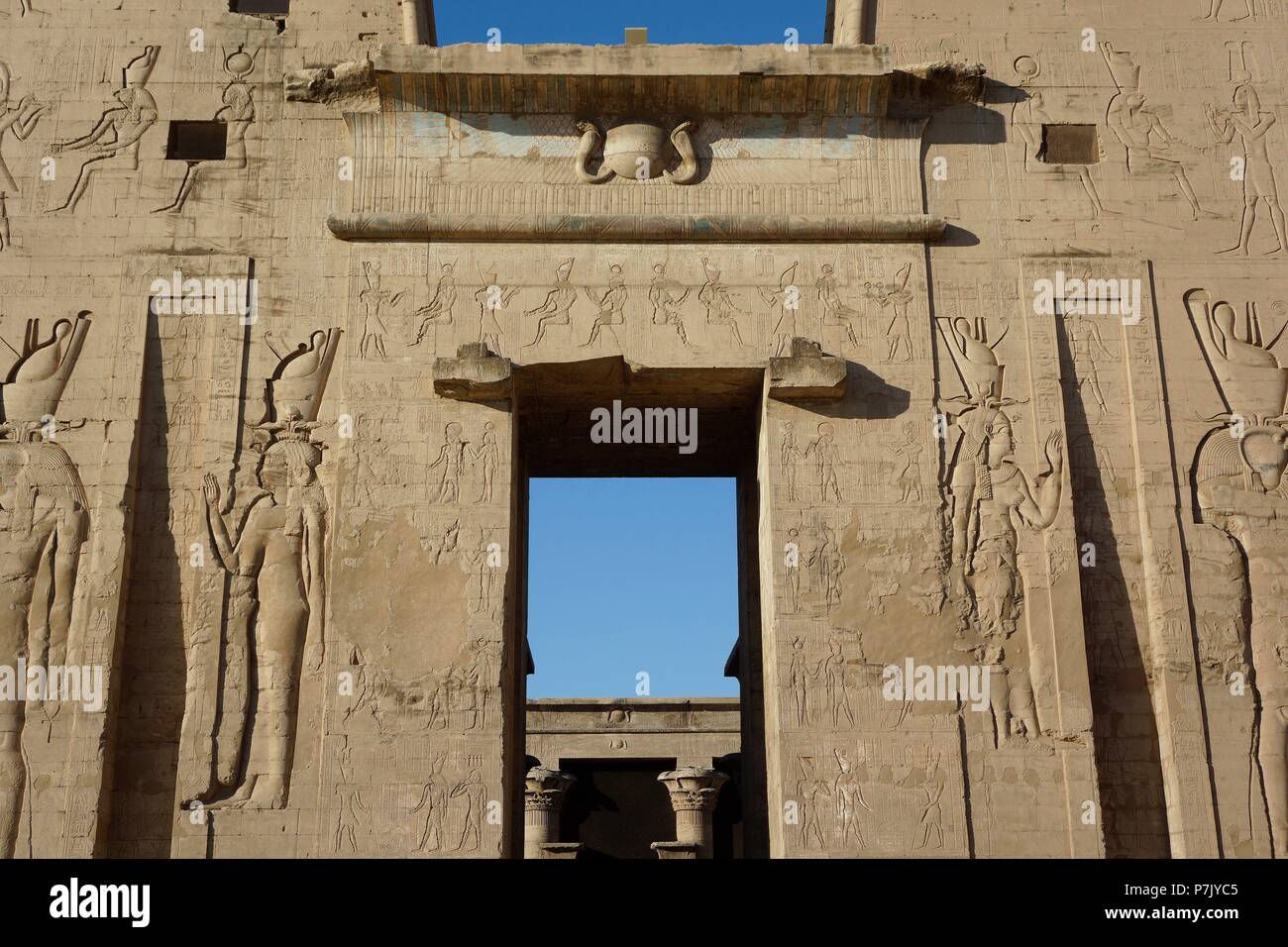 El Templo de Edfu está ubicado en la ciudad de Edfu (Egipto), que ...