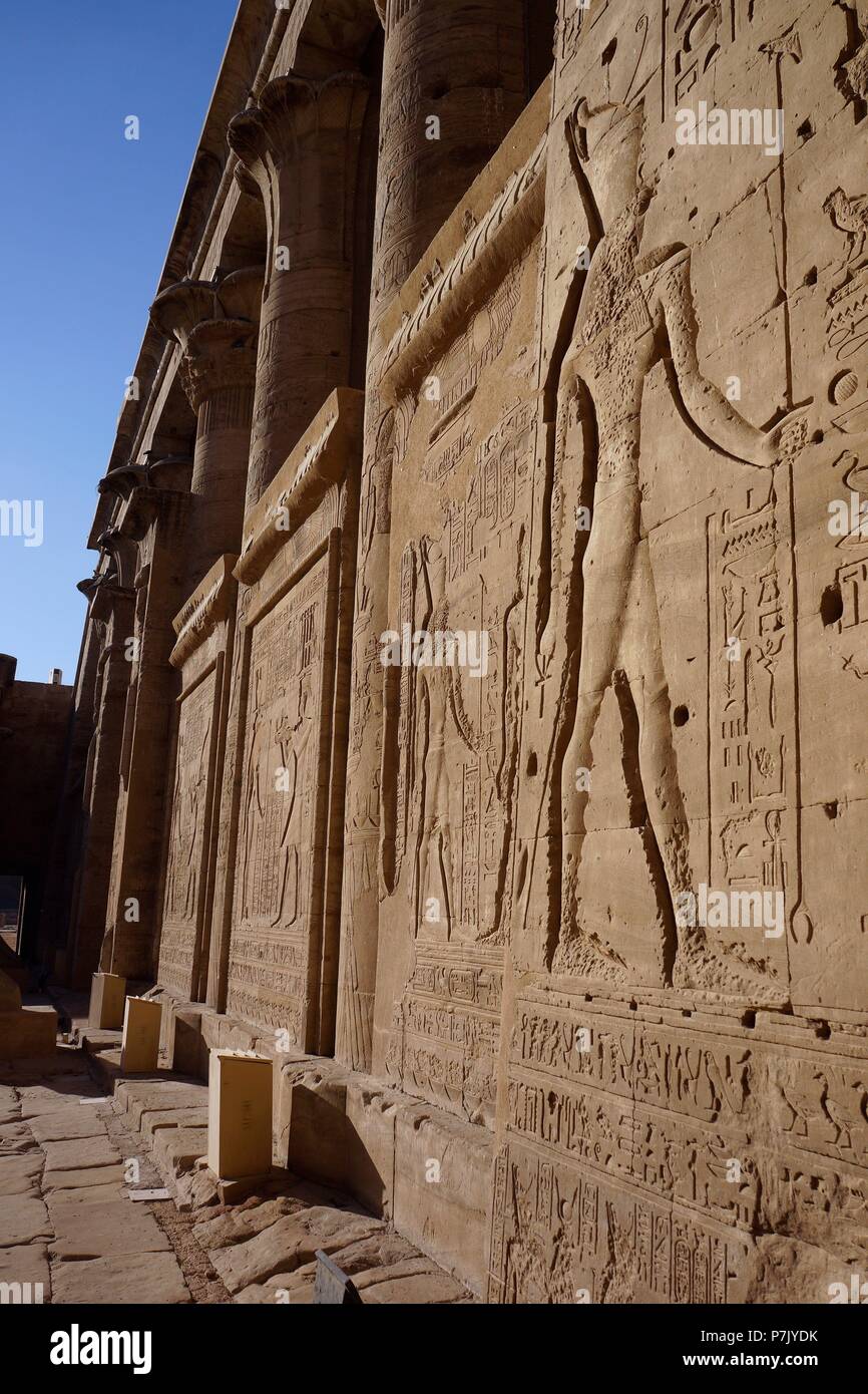 El Templo de Edfu está ubicado en la ciudad de Edfu (Egipto), que ...