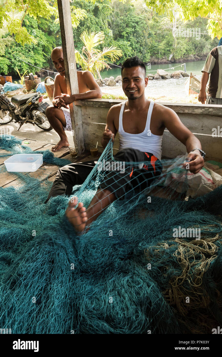 Mending fishnet fisherman hi-res stock photography and images - Alamy