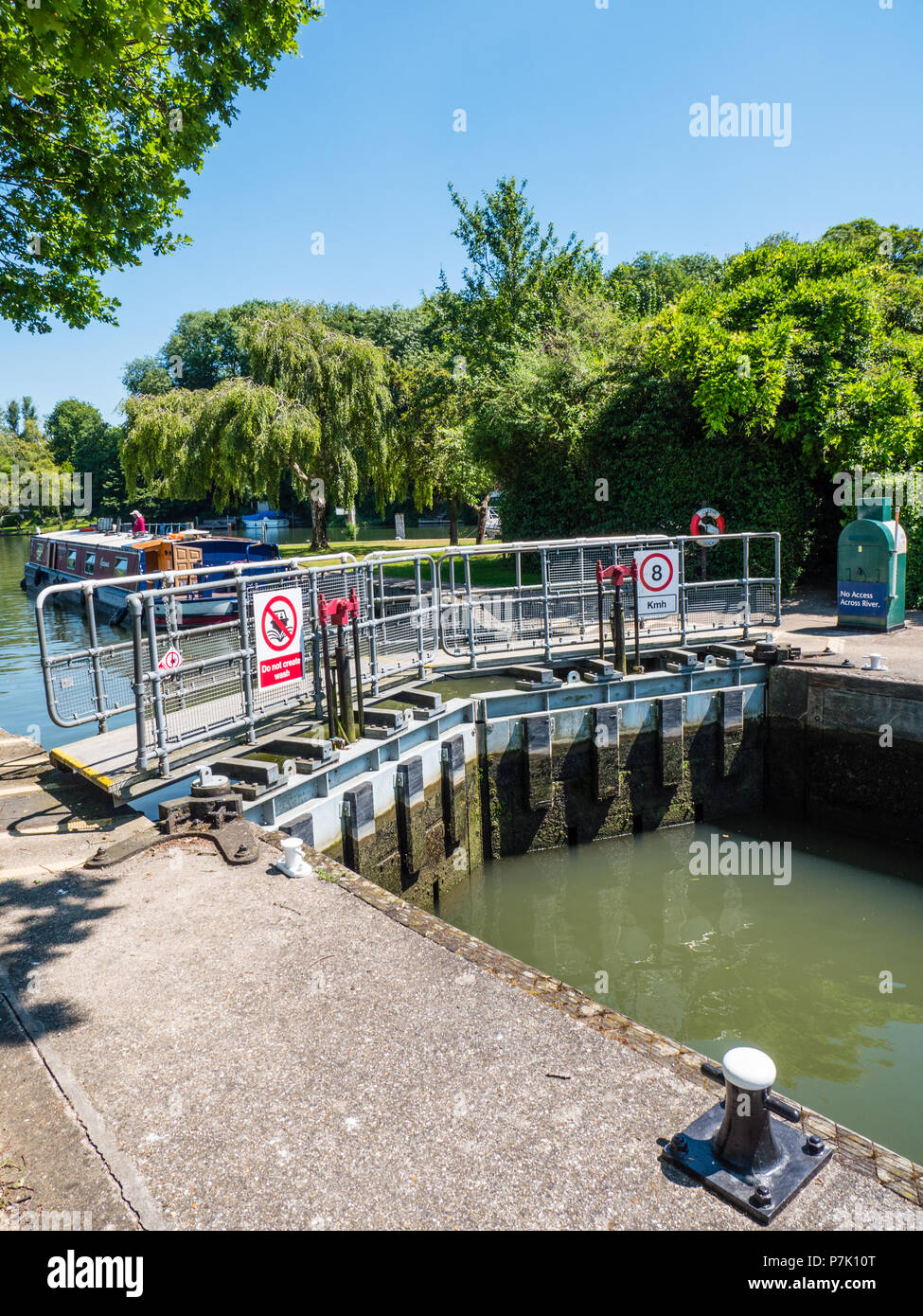 Using river thames lock hi-res stock photography and images - Alamy