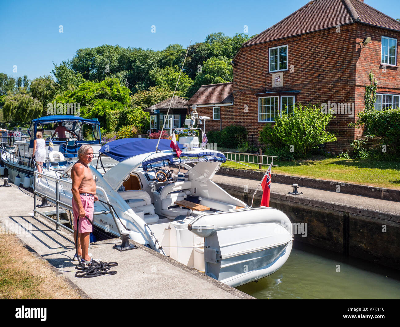 Boat Using, Cleeve Lock, River Thames, Oxfordshire, England, UK, GB ...