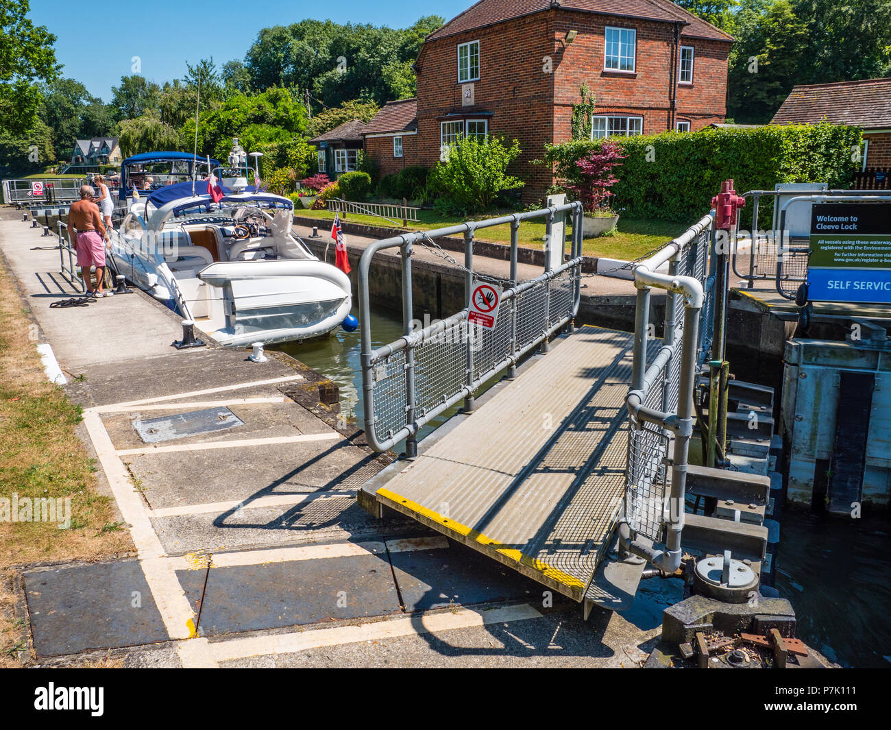 Boat Using, Cleeve Lock, River Thames, Oxfordshire, England, UK, GB ...