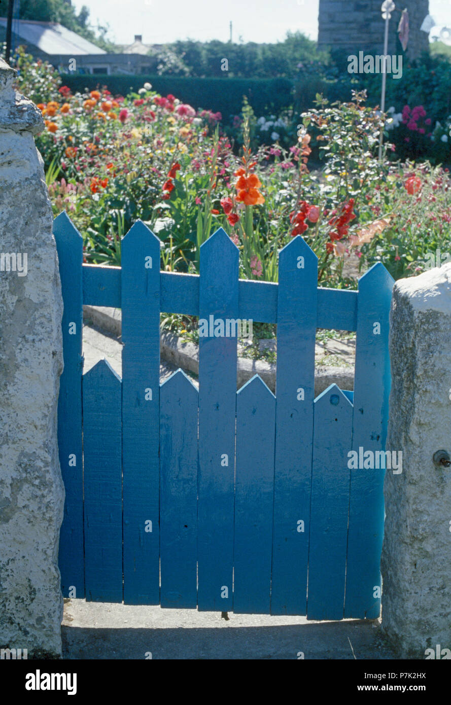 Blue cottage garden gate hi-res stock photography and images - Alamy