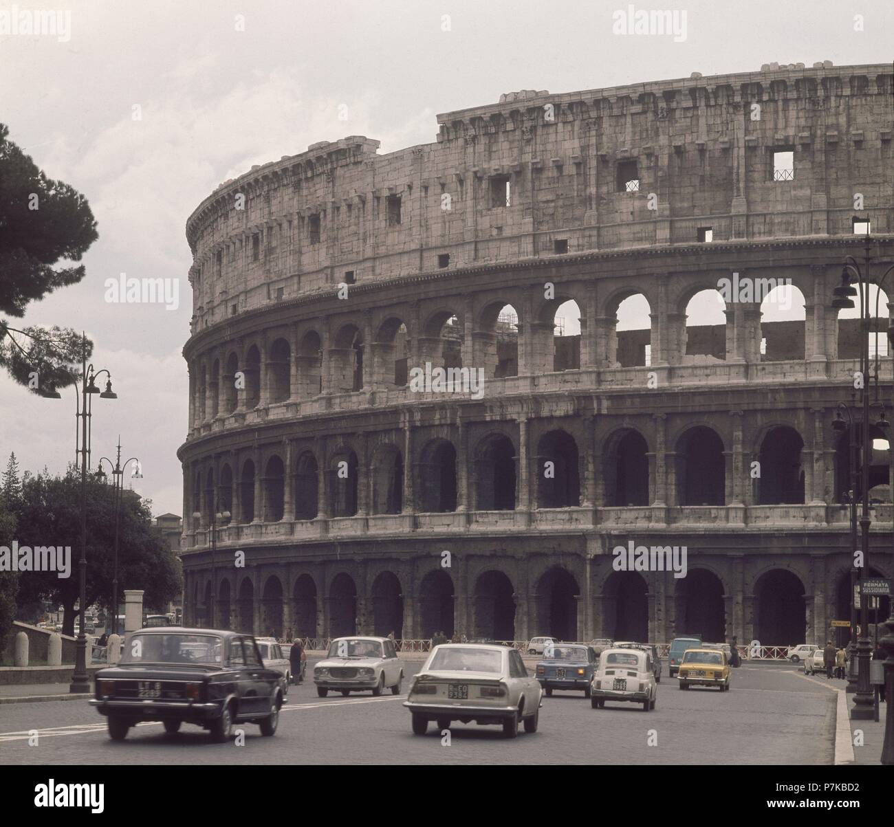EXTERIOR DEL COLISEO ROMANO CONSTRUIDO EN EL SIGLO I, FACHADA ...