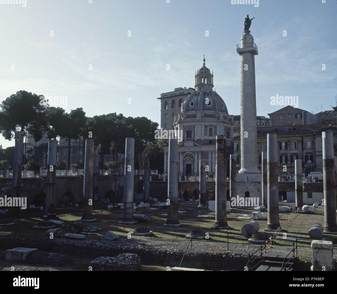 VISTA DEL FORO DE TRAJANO, AL FONDO LA COLUMNA DE TRAJANO Y LA IGLESIA ...