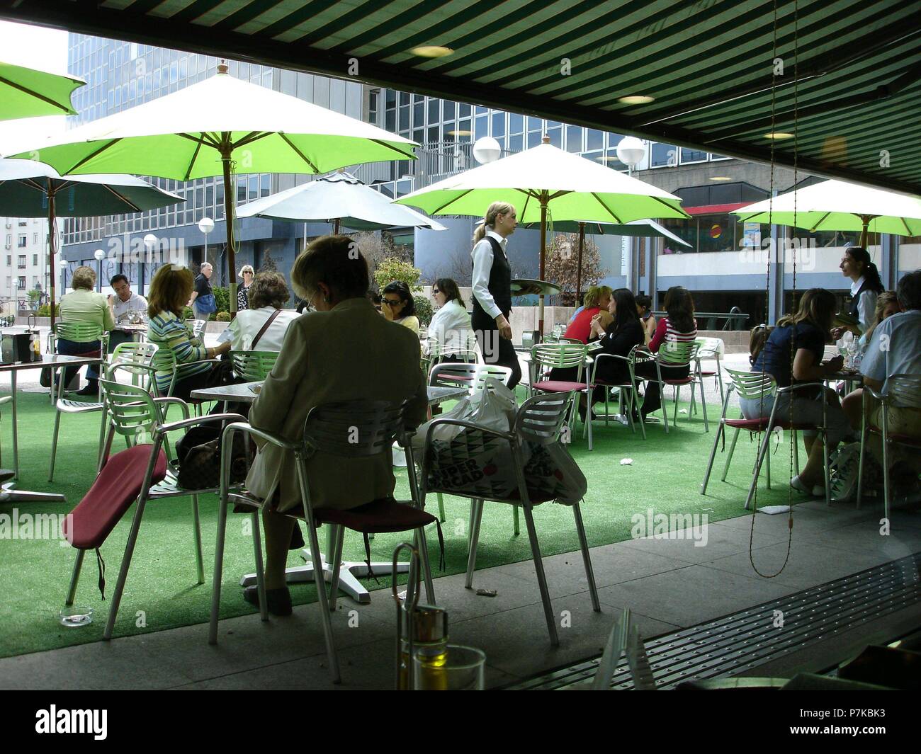 TERRAZA DE UN BAR DE AZCA. Location: AZCA, MADRID, SPAIN Stock Photo ...