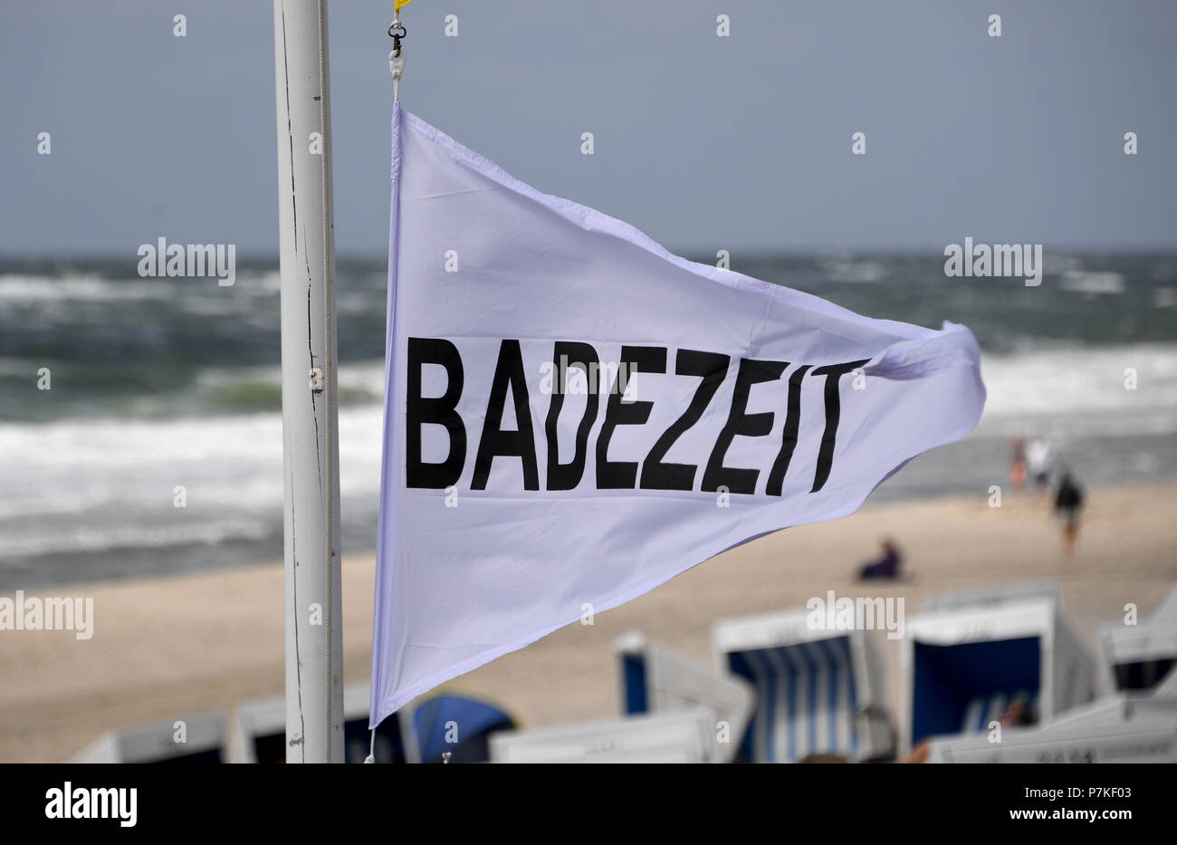 Germany, Westerland. 6th July, 2018. A flag reading "Badezeit" (lit ...