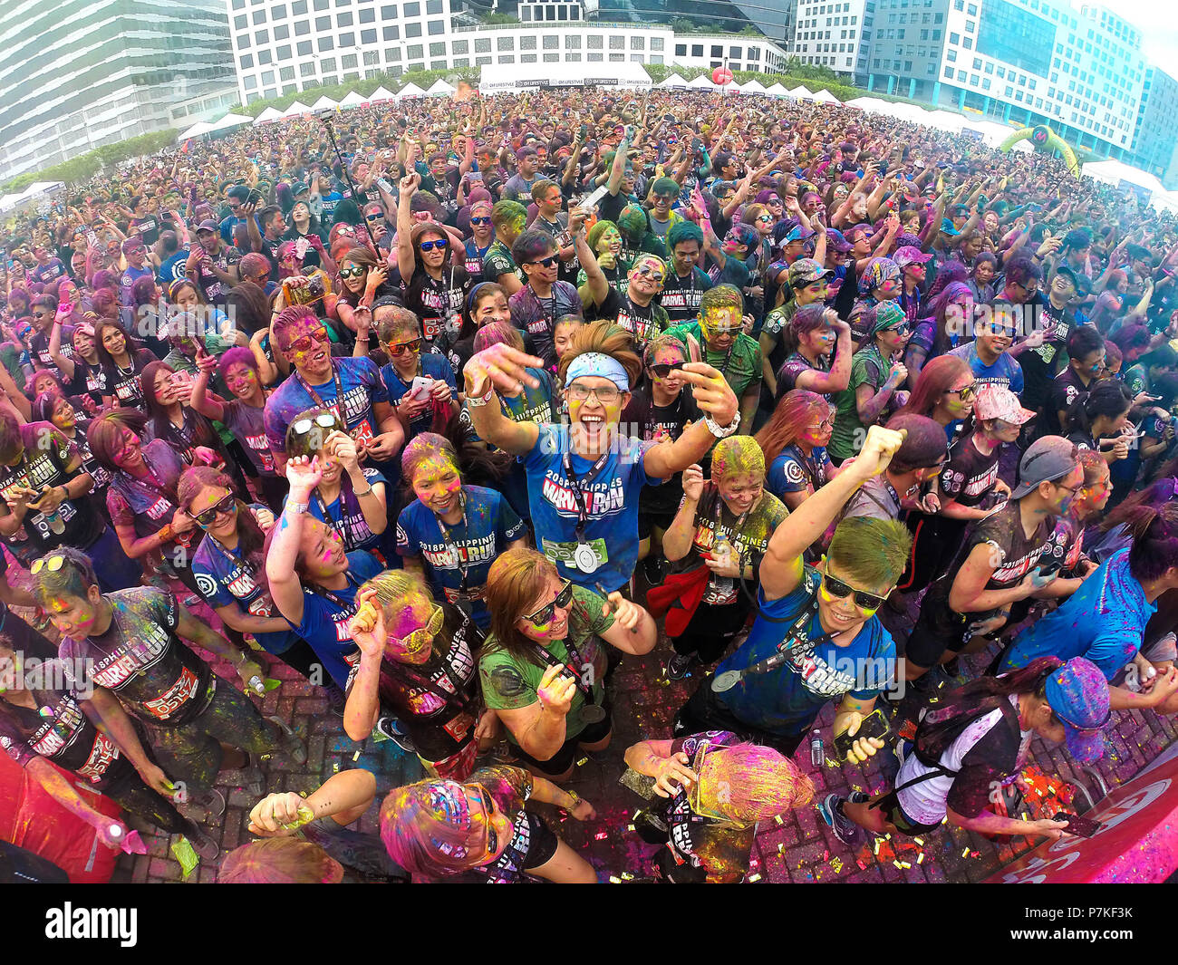 Pasay City, Philippines. 7th July, 2018. People gather after running in ...