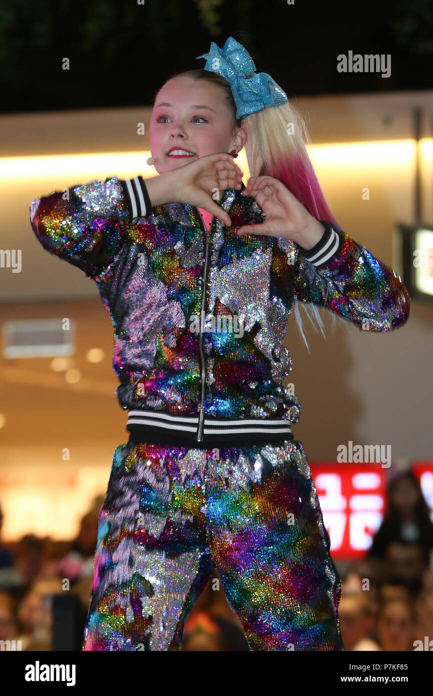 Jojo siwa fans hi-res stock photography and images - Alamy