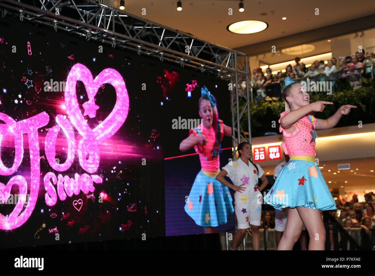 Jojo siwa fans hi-res stock photography and images - Alamy