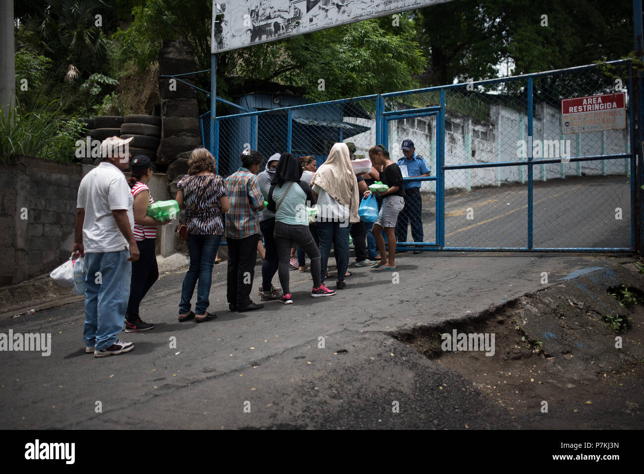 Managua, Nicaragua. 06th July, 2018. People queueing at noon outside ...