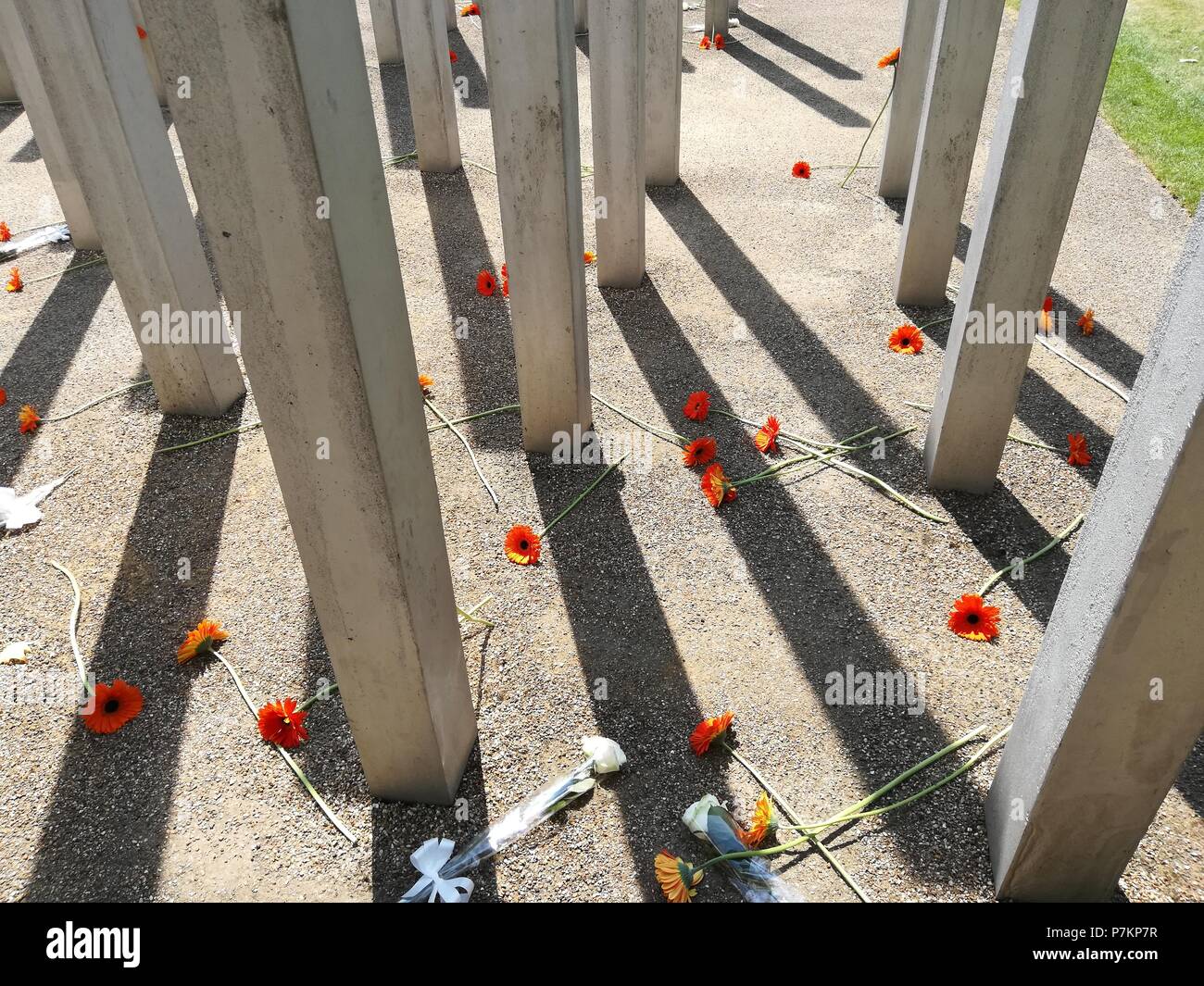People pay tribute to the 13th anniversary of 7/7 terrorist attack in ...