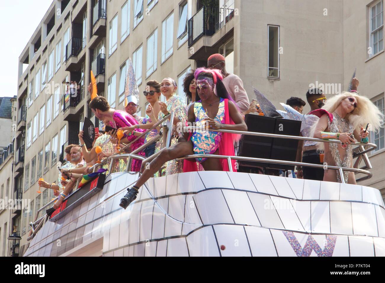 Parade float featuring people hi-res stock photography and images - Alamy