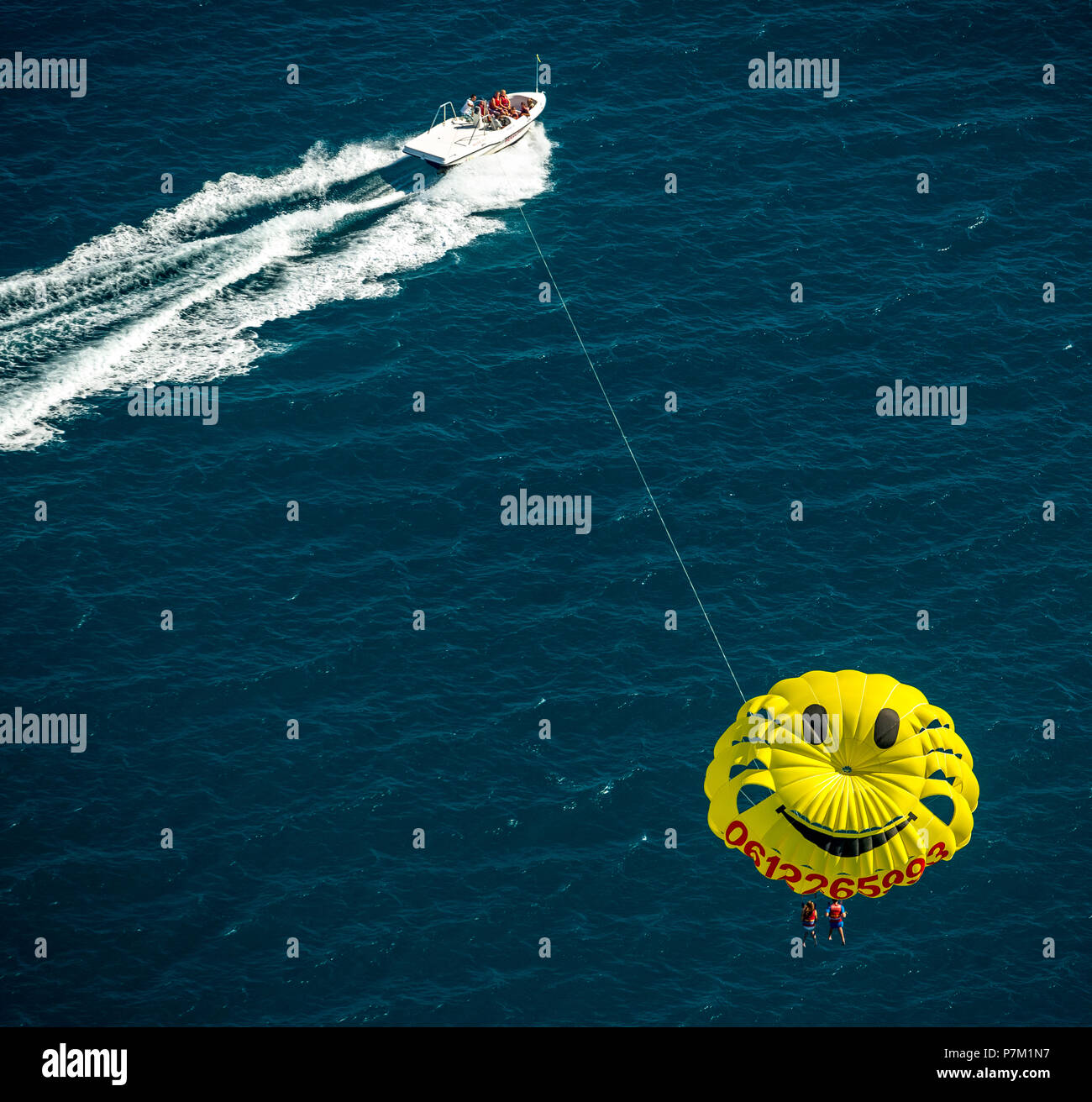 Duo parasailing hi-res stock photography and images - Alamy