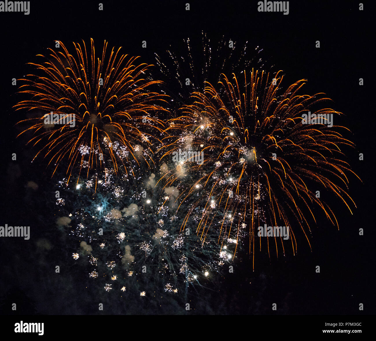 Fireworks in night sky gold hi-res stock photography and images - Alamy