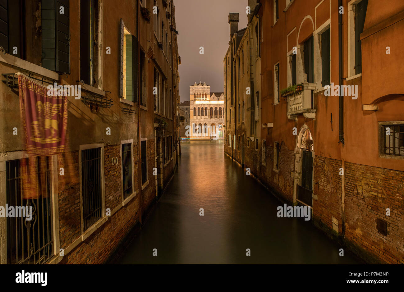 Crumbling houses hi-res stock photography and images - Alamy