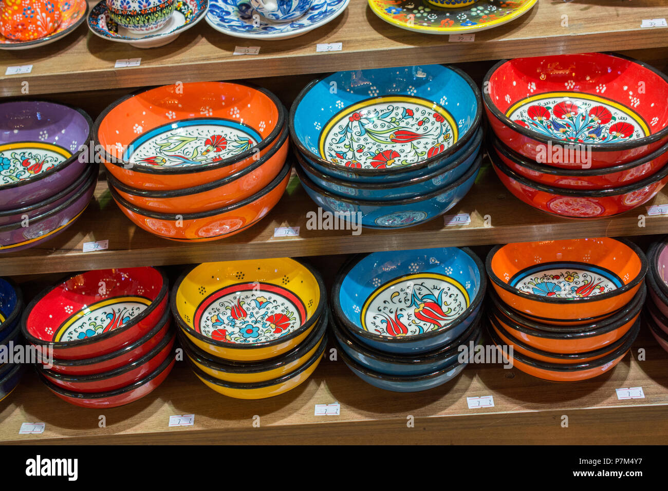 Traditional Turkish ceramic plates in bazaar Stock Photo - Alamy