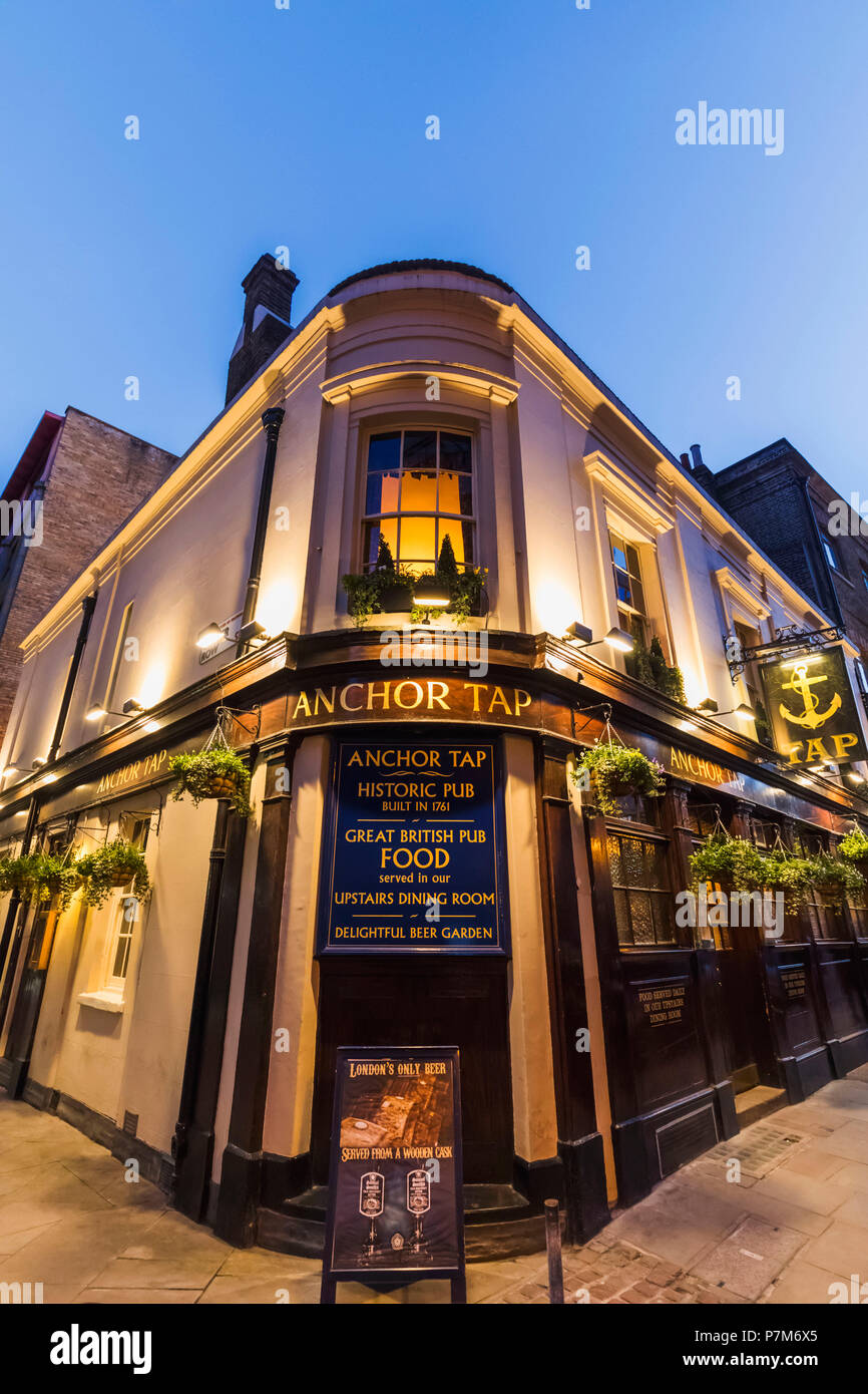 London pub exterior night hi-res stock photography and images - Alamy
