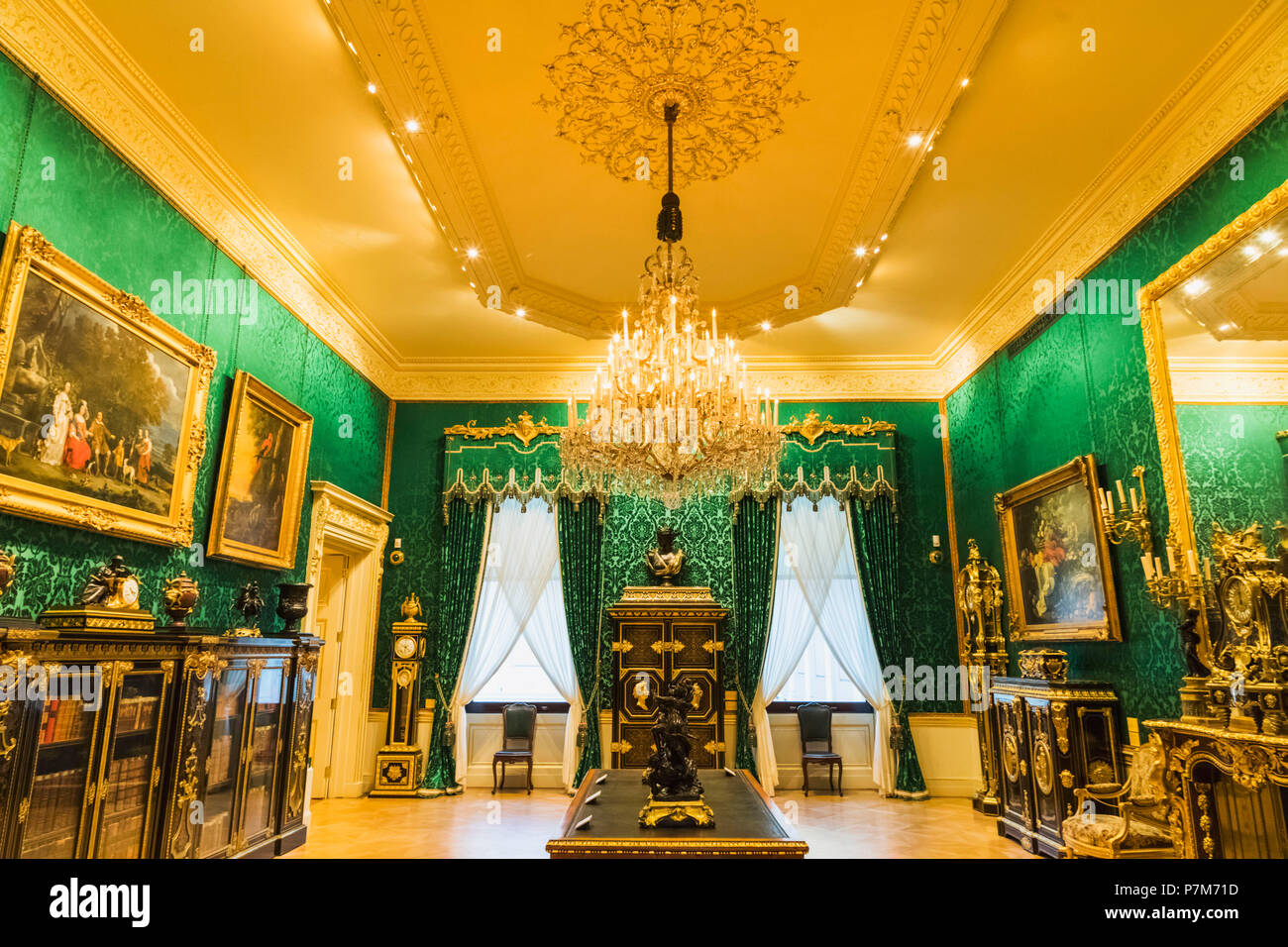 Green drawing room hi-res stock photography and images - Alamy