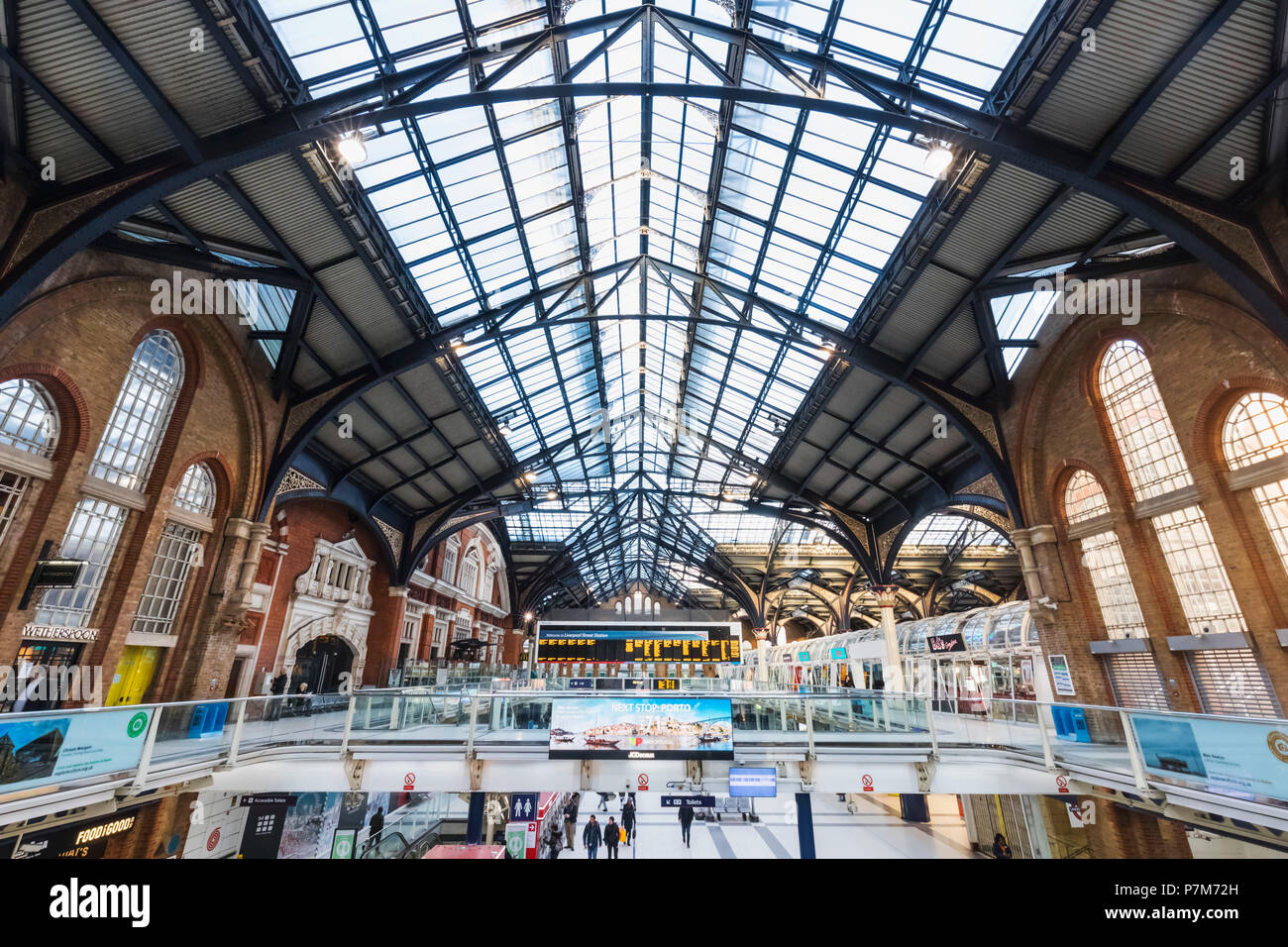 Liverpool street station concourse hi-res stock photography and images ...