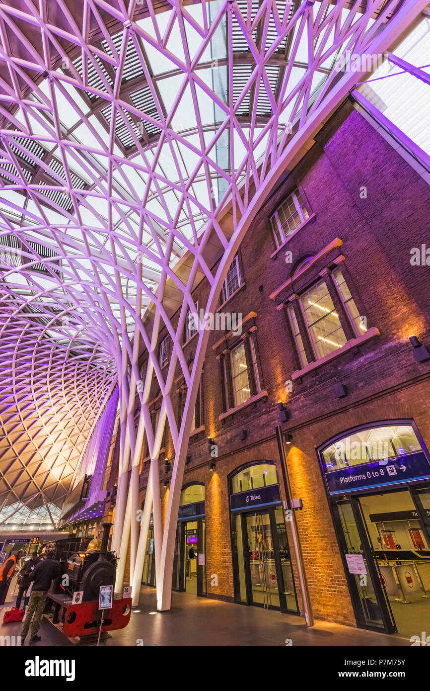 Train station concourse hi-res stock photography and images - Alamy