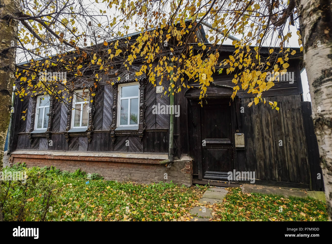Old wooden house with maple trees at autumn in Suzdal, Russia Stock ...