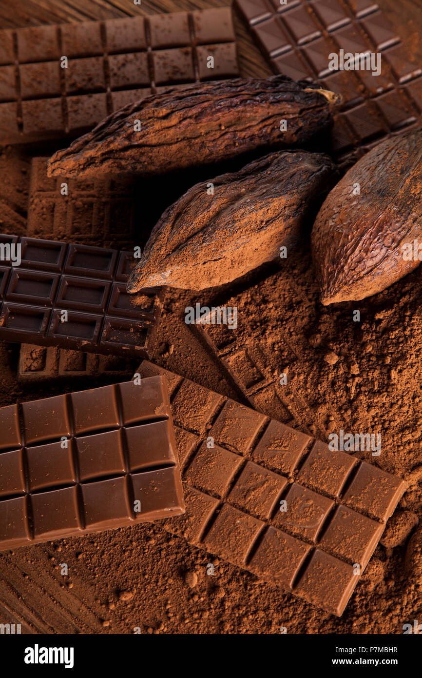 Cocoa pod and chocolate bar and food dessert background Stock Photo - Alamy