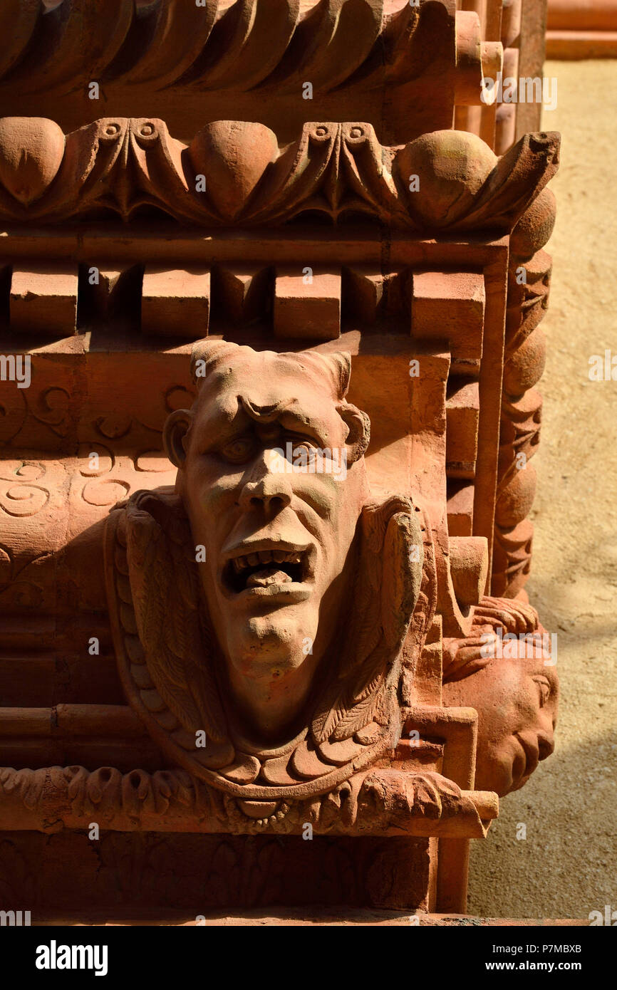 Sculpture oriel window hi-res stock photography and images - Alamy