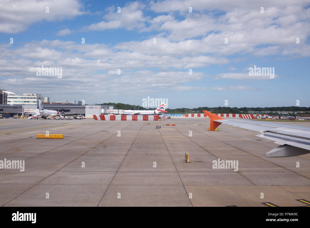 London gatwick runway hi-res stock photography and images - Alamy