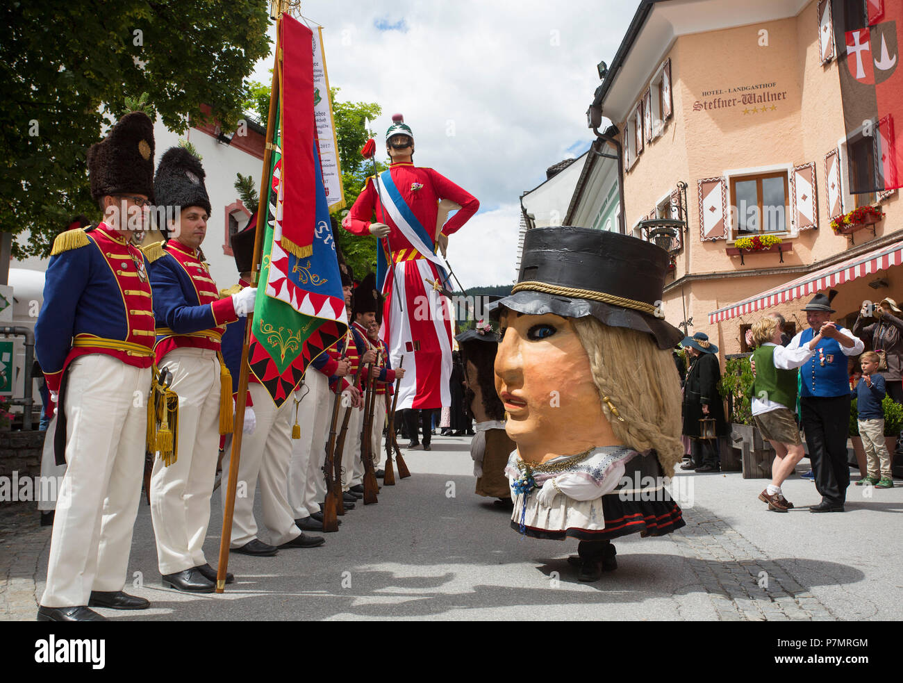 Giant And Dwarf High Resolution Stock Photography and Images - Alamy