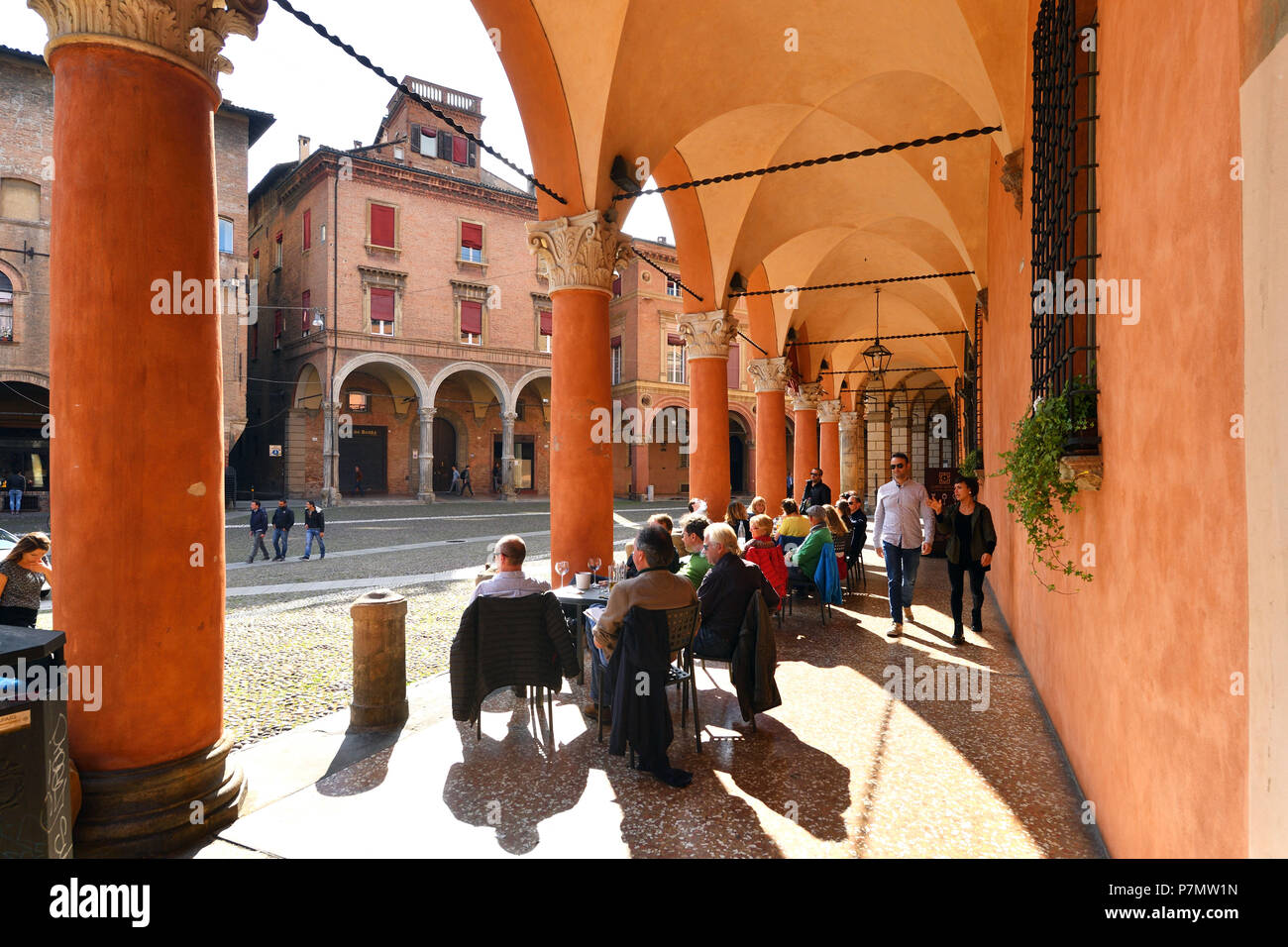 Sitting man sculpture sculpture center hi-res stock photography and ...
