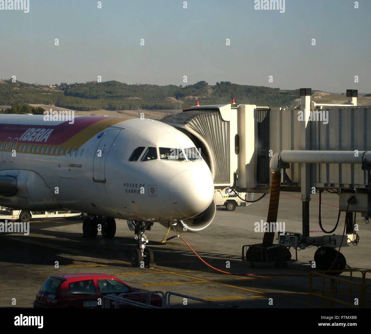 FINGER O PASILLO DE EMBARQUE ADOSADO AL AVION. Location: AEROPUERTO DE ...