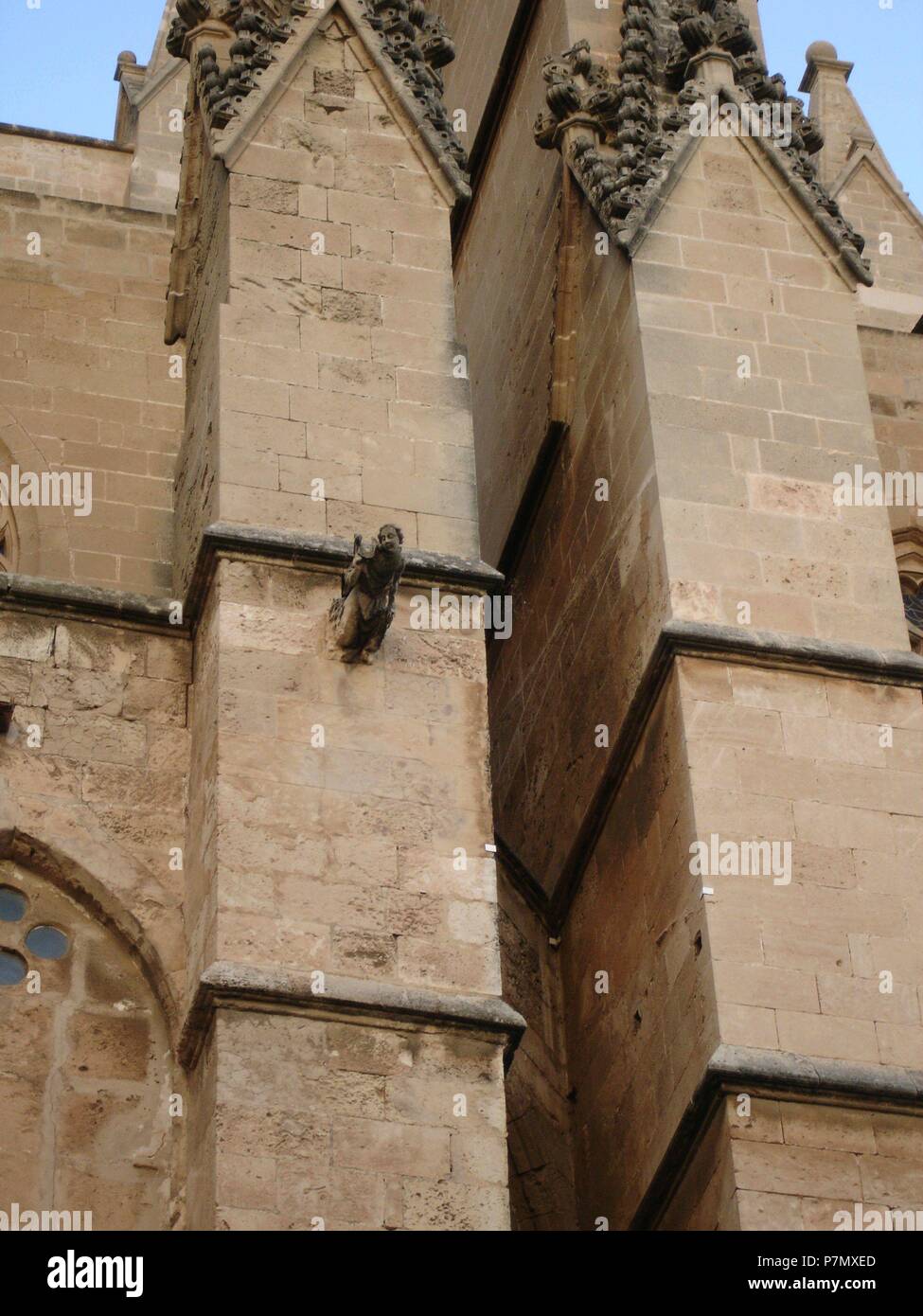 GARGOLA EN UN CONTRAFUERTE GOTICO DE LA CATEDRAL DE PALMA DE MALLORCA ...