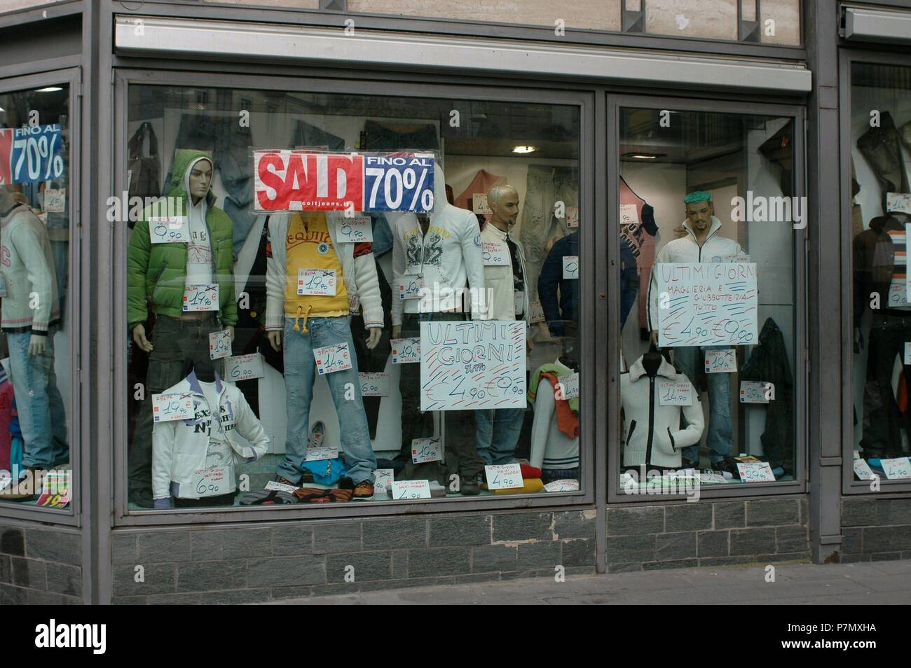 ESCAPARATE DE UNA TIENDA DE NAPOLES. Location: EXTERIOR, ITALIA Stock ...