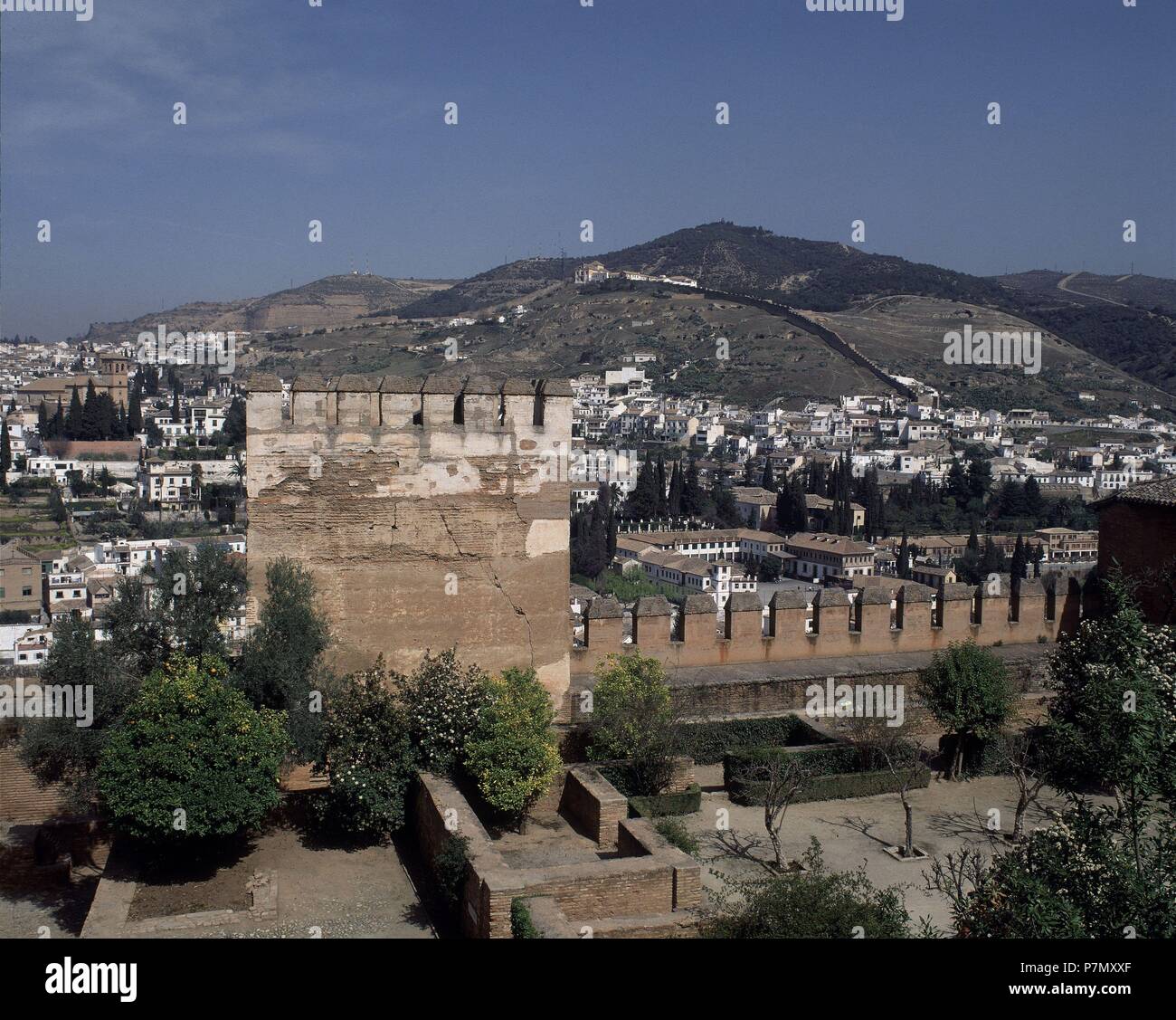 UNA DE LAS TORRES DE LA ALHAMBRA DE GRANADA CON EL ALBAICIN AL FONDO ...