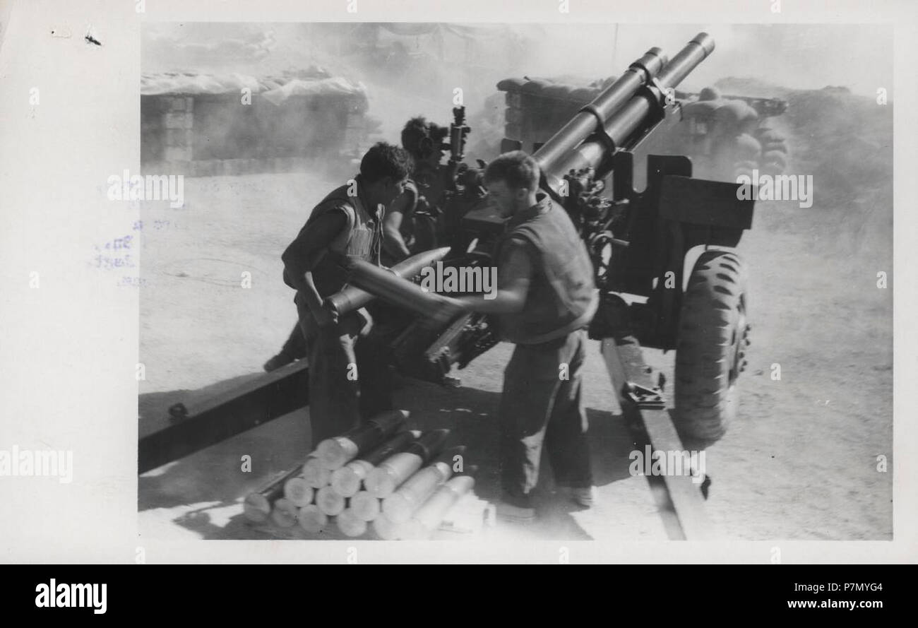 3.11 Marines fire a 105mm gun at Firebase Ross Stock Photo - Alamy