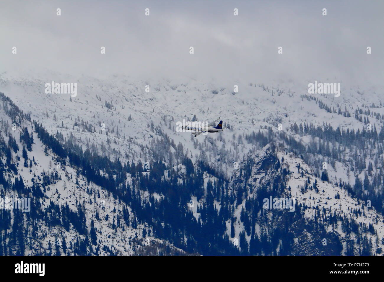 Aircraft over mountain hi-res stock photography and images - Alamy