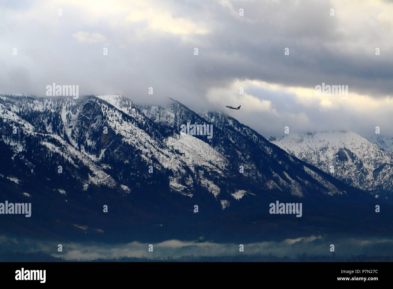 Plane over mountain hi-res stock photography and images - Alamy