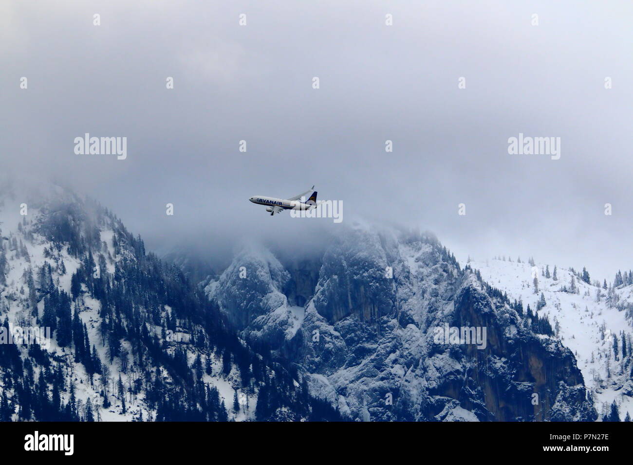 Plane takeoff hi-res stock photography and images - Alamy