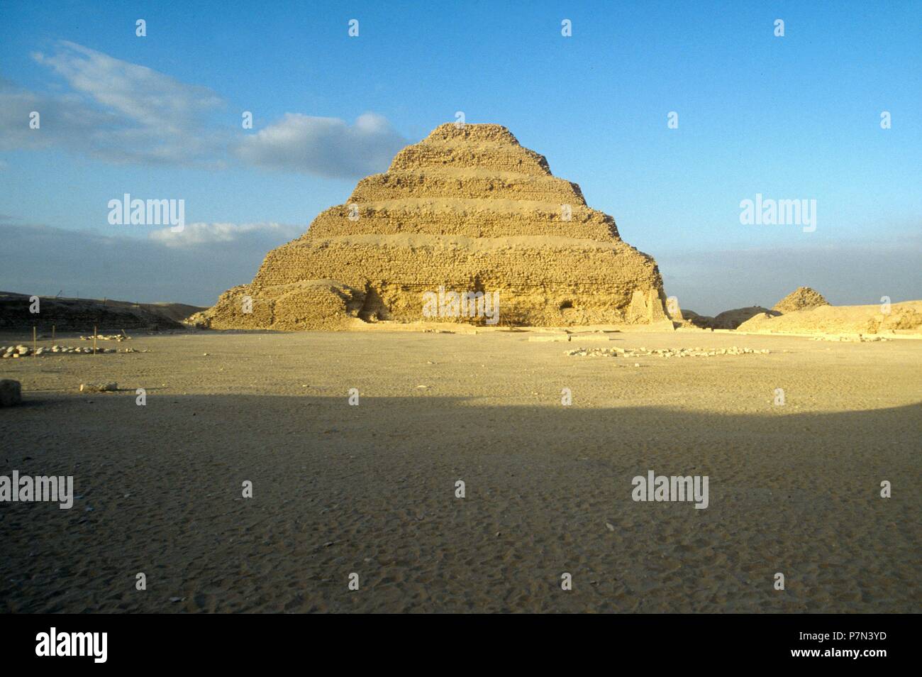 Piramide escalonada de saqqara hi-res stock photography and images - Alamy