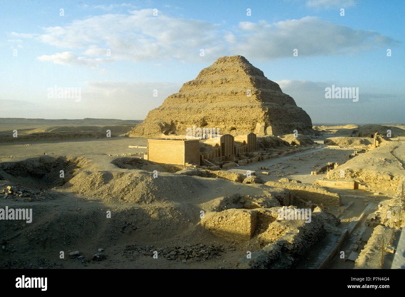 Piramide de zoser hi-res stock photography and images - Alamy