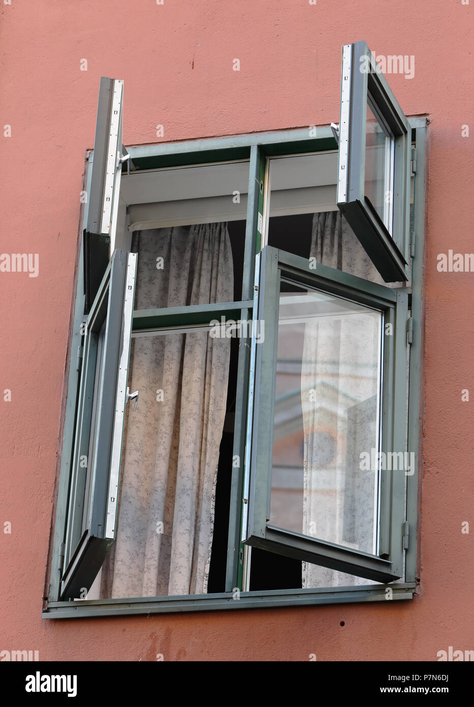 Open curtain wall hi-res stock photography and images - Alamy