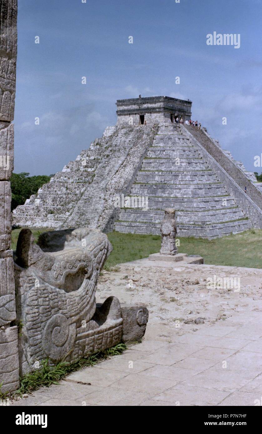 QUETZALCOAT SERPIENTE EMPLUMADA Y PIRAMIDE DE CHICHEN ITZA CORONADA POR ...