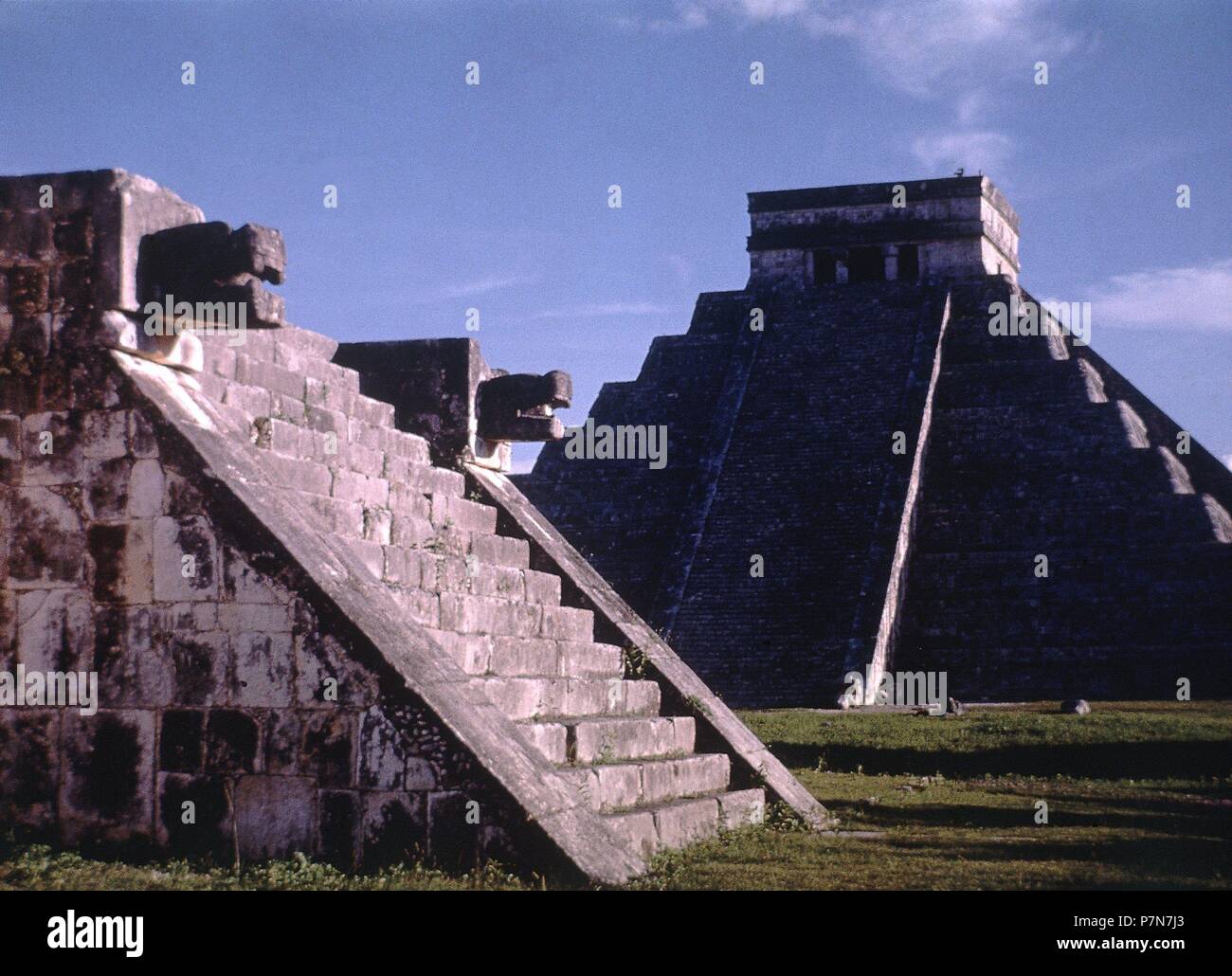 PIRAMIDE DE CHICHEN ITZA CORONADA POR EL TEMPLO DE KUKULKAN - PERIODO ...