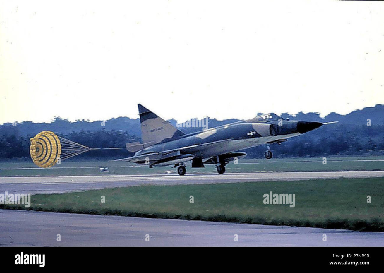 32d Fighter-Interceptor Squadron Convair F-102 Delta Dagger landing ...