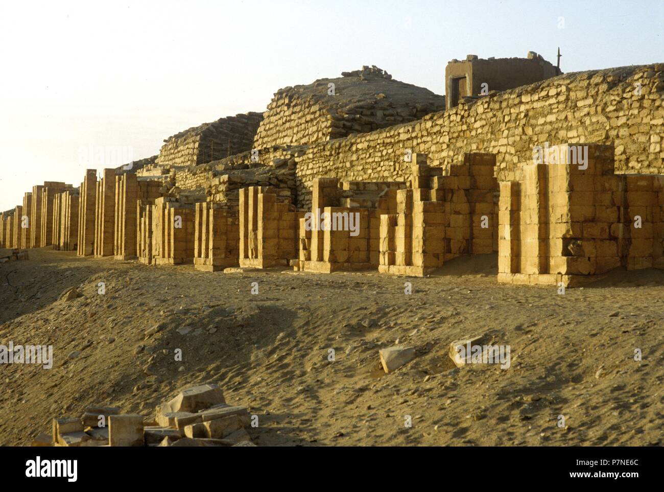 Templo de Sakkara. El conjunto monumental de Zoser en Saqqara fue ...