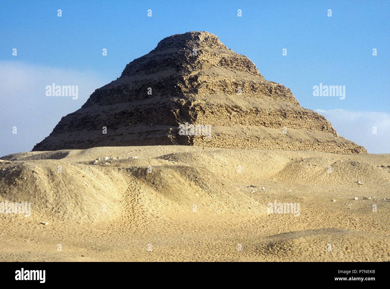 La pirámide de Sekhemkhet (también llamada pirámide enterrada). Se ...