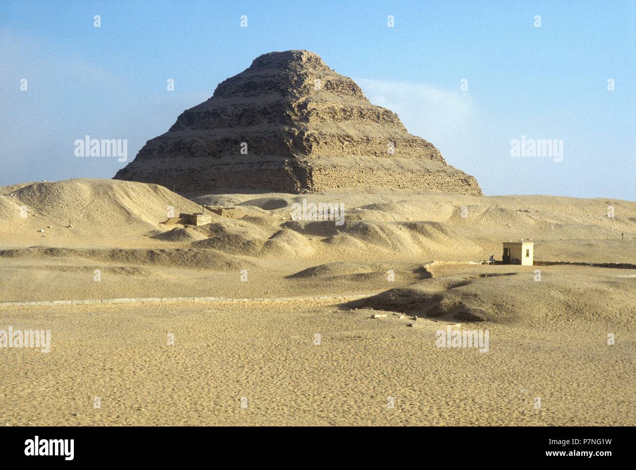 La pirámide de Sekhemkhet (también llamada pirámide enterrada). Se ...