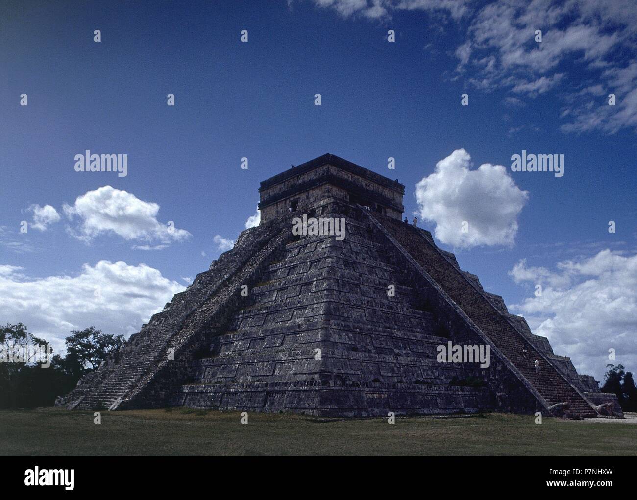 CASTILLO O PIRAMIDE DE CHICHEN ITZA CORONADA POR EL TEMPLO DE KUKULKAN ...
